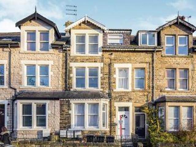 3 Bedrooms Terraced house for sale in Dragon Road, Harrogate, North Yorkshire. HG1