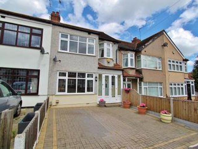 3 Bedrooms Terraced house for sale in Faircross Avenue, Romford RM5