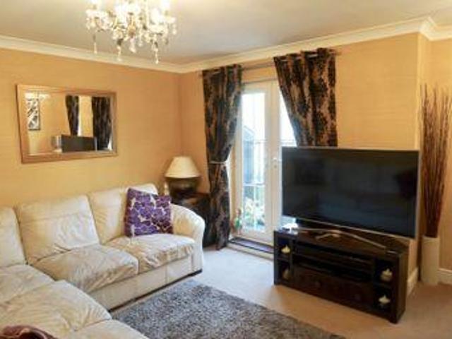 3 Bedrooms Terraced house for sale in Genas Close, Ilford IG6