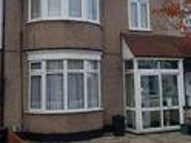 3 Bedrooms Terraced house for sale in Hamilton Avenue, Ilford IG6