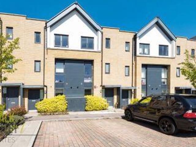 3 Bedrooms Terraced house for sale in Hawfinch Gardens, Kings Park, Harold Wood RM3