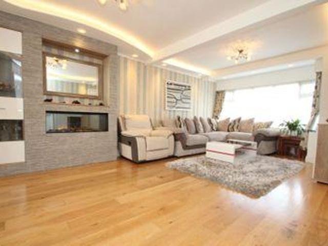3 Bedrooms Terraced house for sale in Havering Road, Romford RM1