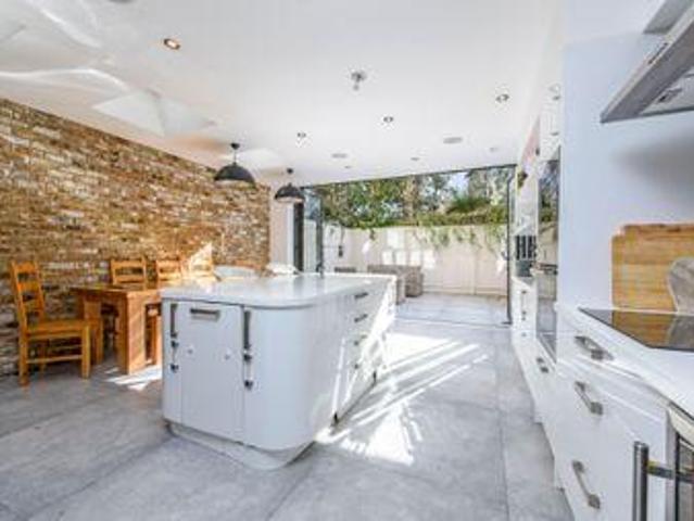 3 Bedrooms Terraced house for sale in Kyrle Road, London SW11