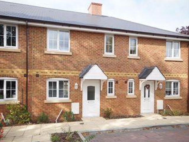 3 Bedrooms Terraced house for sale in Lewis Close, Whitehill GU35