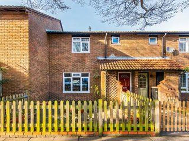 3 Bedrooms Terraced house for sale in Robin Close, Hampton TW12