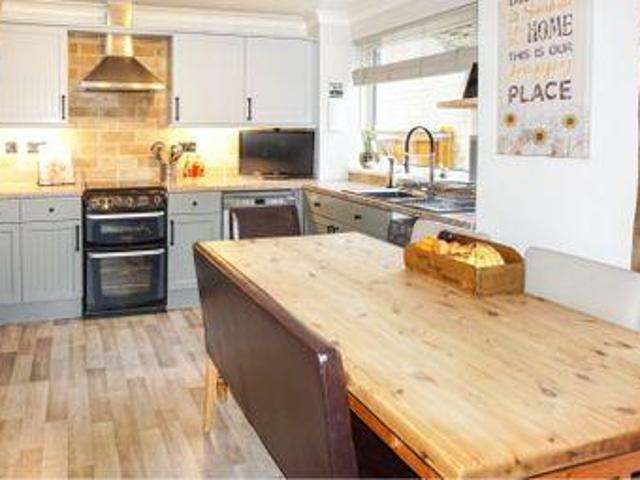 3 Bedrooms Terraced house for sale in Rooms Fold, Leeds LS27