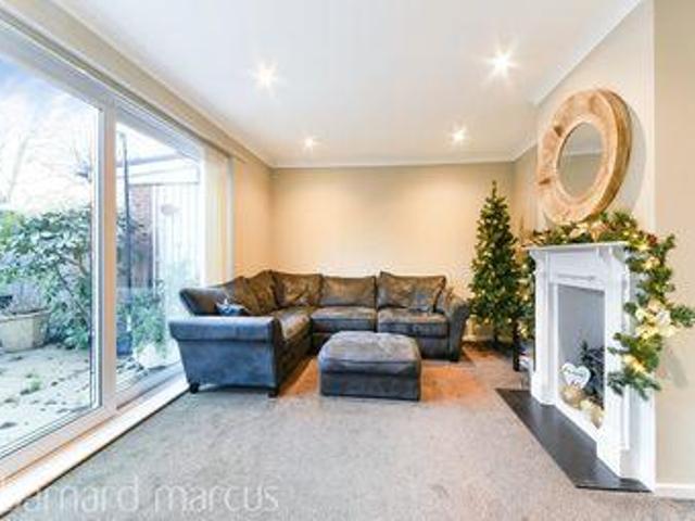 3 Bedrooms Terraced house for sale in Strathdon Drive, London SW17