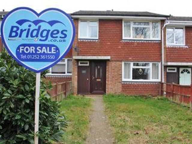 3 Bedrooms Terraced house for sale in Swift Road, Farnham GU9