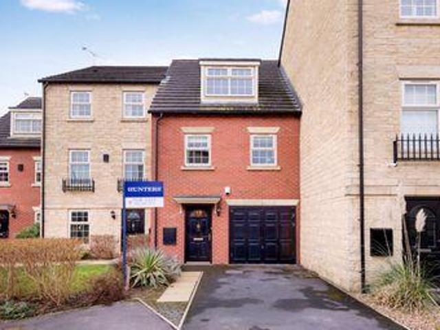 3 Bedrooms Terraced house for sale in Silver Cross Way, Guiseley, Leeds LS20