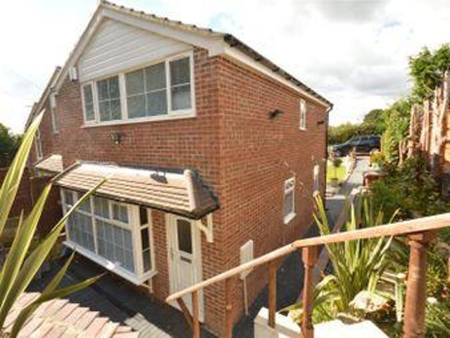 3 Bedrooms Terraced house for sale in Tinshill Road, Cookridge, Leeds LS16
