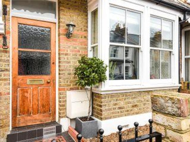 3 Bedrooms Terraced house for sale in Victor Road, Windsor, Berkshire SL4