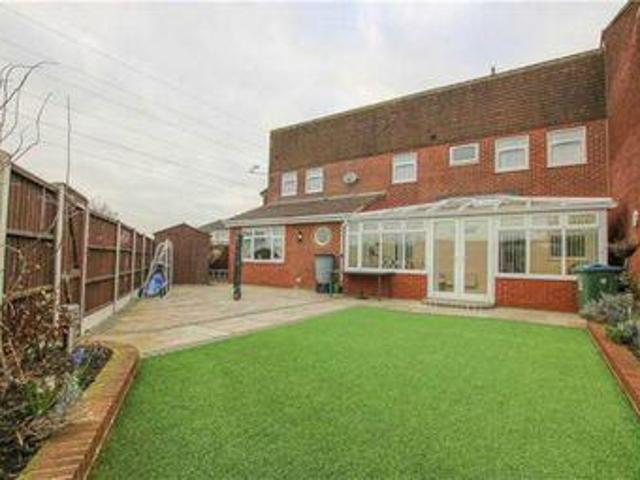 3 Bedrooms Terraced house for sale in Welland Road, Aylesbury, Buckinghamshire HP21