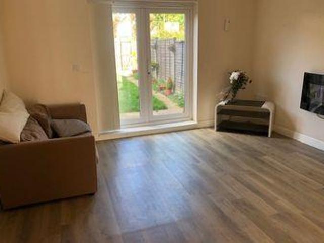 3 Bedrooms Town house for rent in Cameron Grove, Bradford BD2