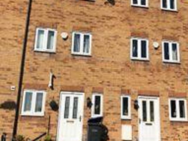 3 Bedrooms Town house for rent in Cameron Grove, Bradford BD2