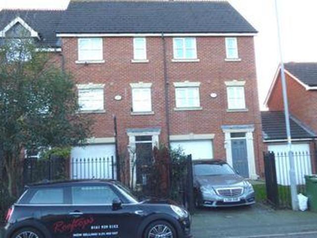 3 Bedrooms Town house for rent in Alders Road, Wythenshawe, Manchester M22