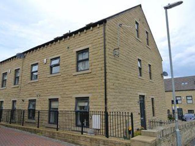 3 Bedrooms Town house for rent in Bradshaw Gardens, Honley, Holmfirth HD9