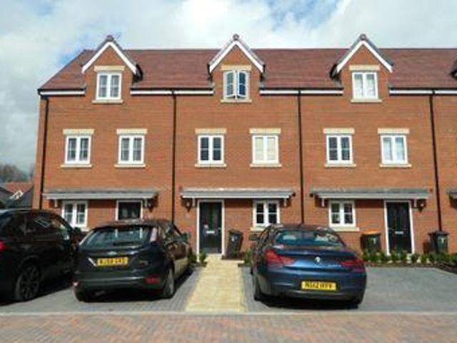 3 Bedrooms Town house for rent in Glen Grove, Bedford MK40
