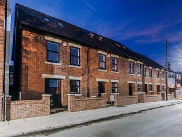 3 Bedrooms Town house for rent in Emlyn Street, Worsley, Manchester M28
