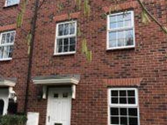 3 Bedrooms Town house for rent in Horton Way, Stapeley, Nantwich CW5