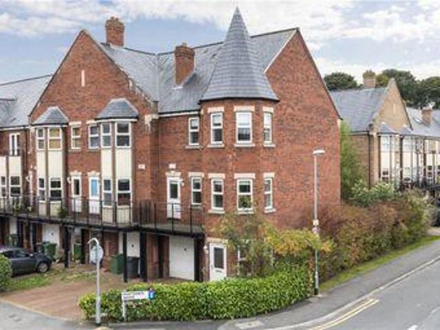 3 Bedrooms Town house for rent in Montgomery Avenue, Leeds, West Yorkshire LS16