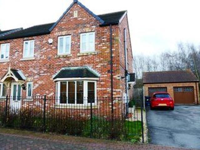 3 Bedrooms Town house for rent in Mere View, Wath Upon Dearne, Rotherham S63