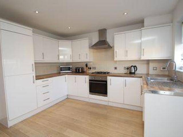 3 Bedrooms Town house for rent in Street Lane, Gildersome, Leeds LS27