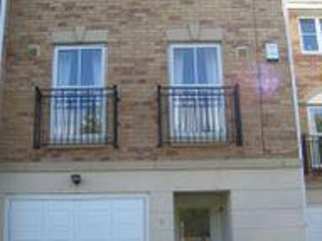 3 Bedrooms Town house for rent in Princes Gate, Wakefield, West Yorkshire WF4