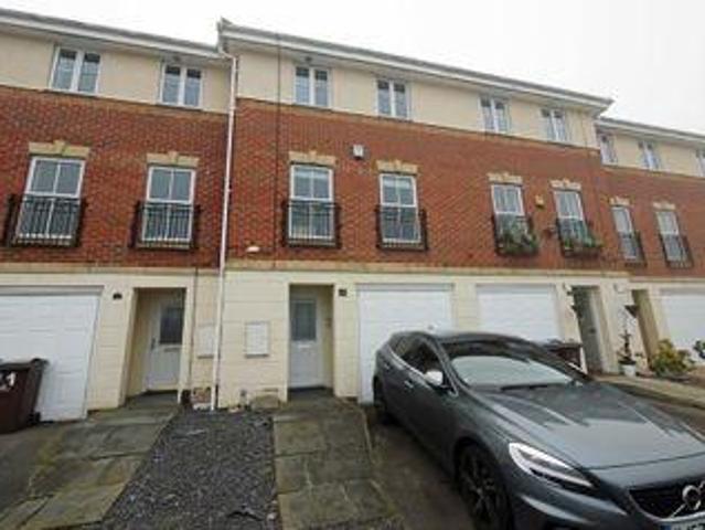 3 Bedrooms Town house for sale in 15, Dayhouse Court, Barnsley, South Yorkshire S75