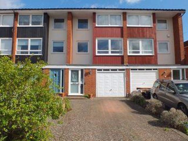 3 Bedrooms Town house for sale in Chestnut Avenue, Hampton TW12