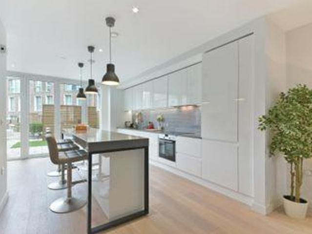 3 Bedrooms Town house for sale in Admiralty Avenue, Royal Wharf, London E16