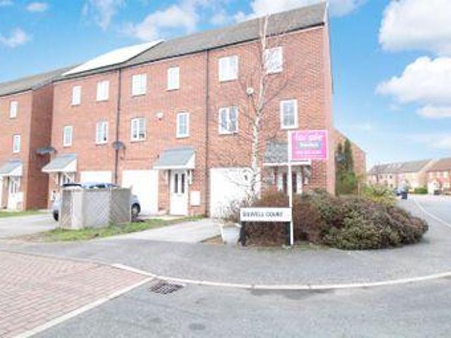 3 Bedrooms Town house for sale in Gilwell Court, Thorpe, Wakefield WF3