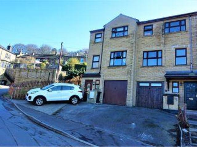 3 Bedrooms Town house for sale in Featherbed Close, Halifax HX4