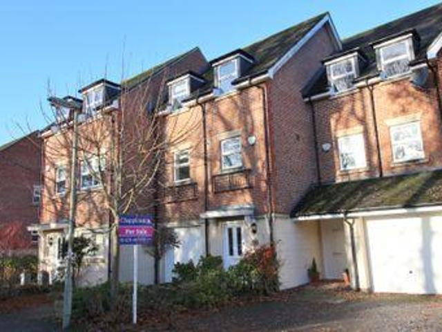 3 Bedrooms Town house for sale in Hawthorn Way, Lindford, Bordon GU35