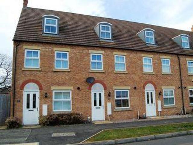 3 Bedrooms Town house for sale in Hidcote Way, Middlemore, Daventry NN11