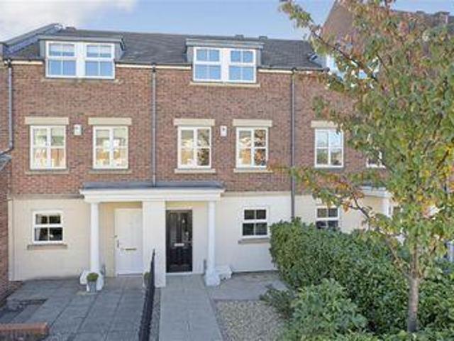 3 Bedrooms Town house for sale in Hutton Gate, Harrogate, North Yorkshire HG2