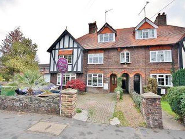 3 Bedrooms Town house for sale in Loop Road, Woking GU22