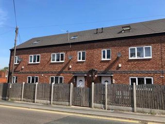 3 Bedrooms Town house for sale in Leeds Road, Cutsyke, Castleford WF10