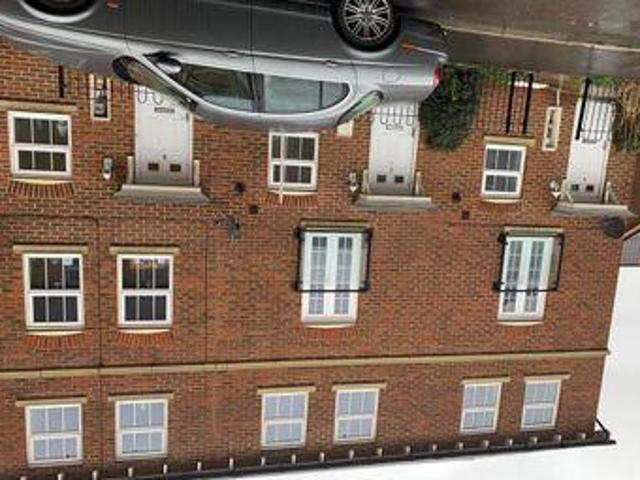 3 Bedrooms Town house for sale in Leigh Road, Sittingbourne, Kent ME10