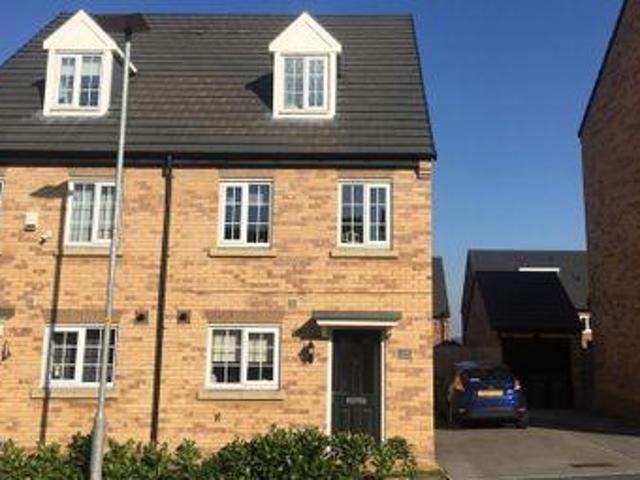 3 Bedrooms Town house for sale in Mackie Road, Crigglestone, Wakefield WF4