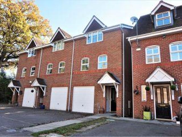 3 Bedrooms Town house for sale in Mulberry Gardens, Horsham RH12