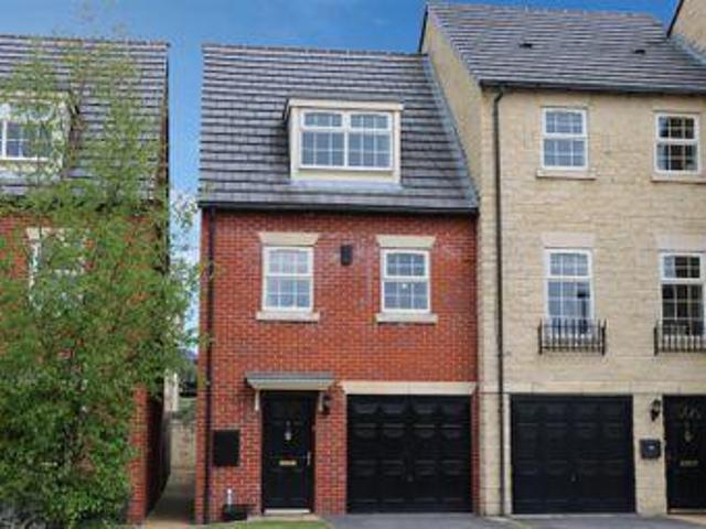 3 Bedrooms Town house for sale in Silver Cross Way, Guiseley, Leeds LS20