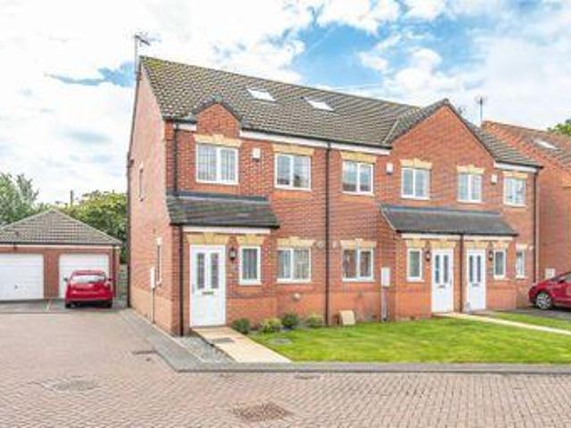 3 Bedrooms Town house for sale in Springwood Court, Morley, Leeds LS27