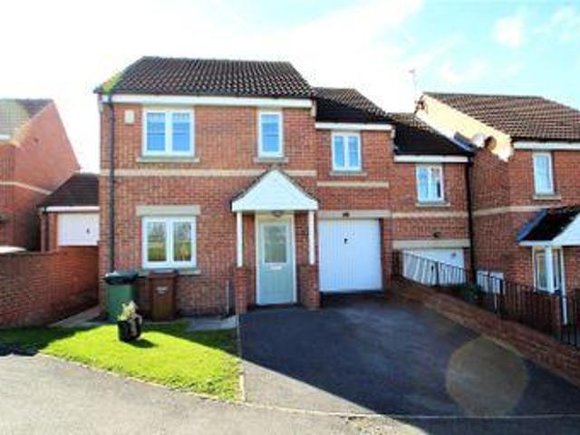 3 Bedrooms Town house for sale in Stonecrop Drive, Castleford, West Yorkshire WF10