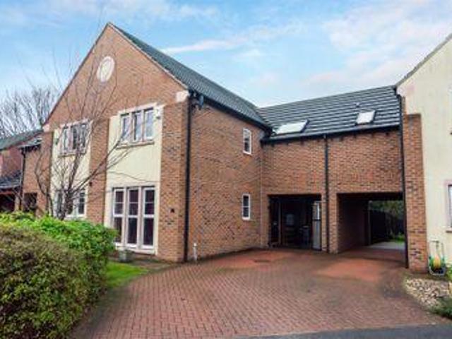 3 Bedrooms Town house for sale in Swallow Drive, Pool In Wharfedale, Otley LS21