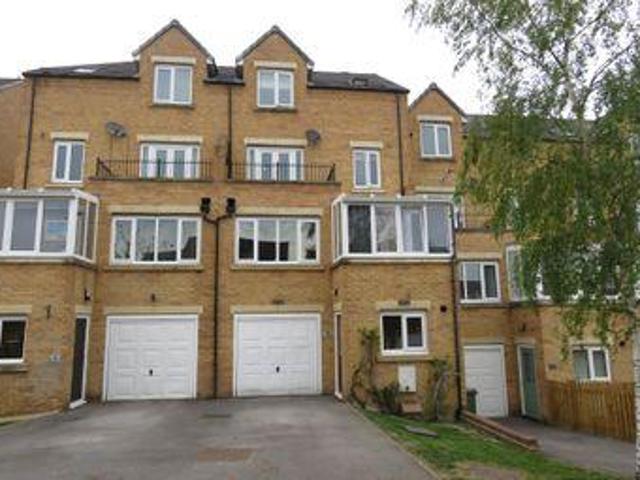 3 Bedrooms Town house for sale in Post Hill Gardens, Pudsey, Leeds LS28