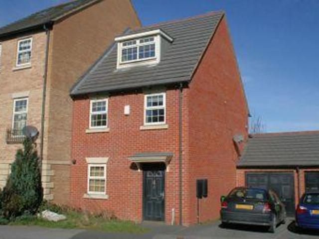 3 Bedrooms Town house for sale in Raynville Gardens, Leeds LS12