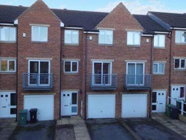 3 Bedrooms Town house for sale in Woodeson Court, Rodley, Leeds LS13