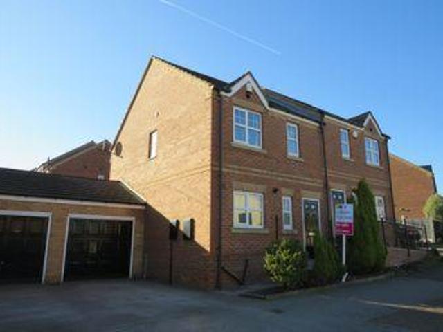 3 Bedrooms Town house for sale in Thornton Road, Kendray, Barnsley S70