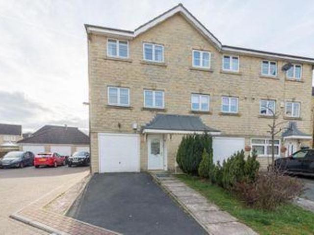 3 Bedrooms Town house for sale in Yeoman Court, Queensbury, Bradford BD6