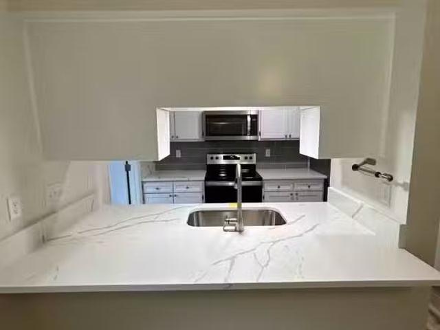 3 Beds 1.5 Bath Townhome available 9/1 1011 Hunters Trce